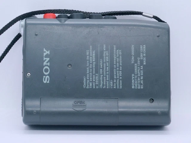 LE MOTEUR DU lecteur de cassette Walkman Sony TCM 200 DV tourne pour ...