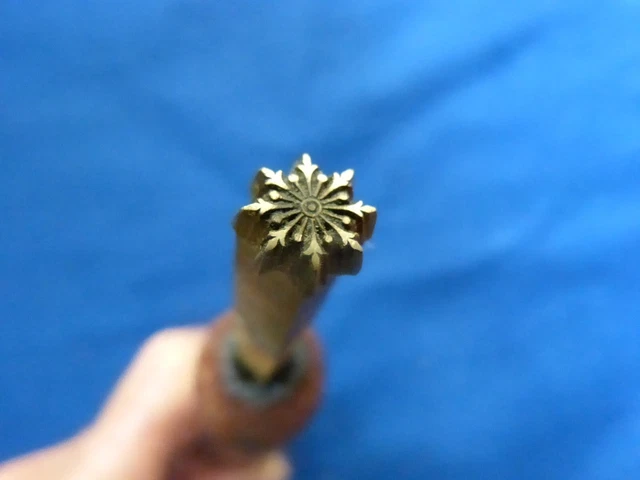 OUTIL ANCIEN RELIEUR reliure bronze fleuron fer à dorer ornement rosace ...