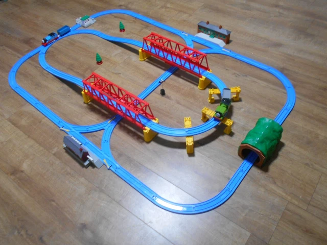 TOMY TRACKMASTER THOMAS the tank engine train set with battery trains ...