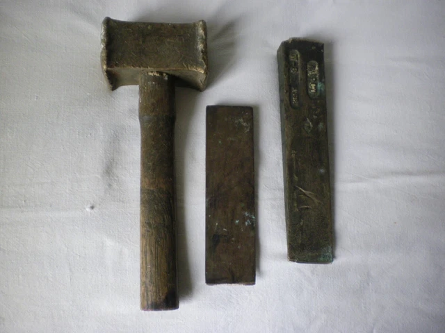 OUTILS ANCIENS, UNE massette et deux burins en bronze EUR 29,00 ...