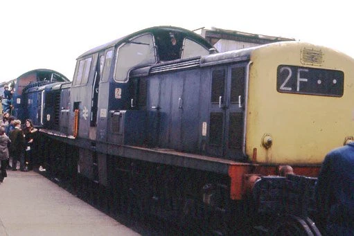 ORIGINAL COLOUR SLIDE of D8588 BR class 17 Clayton diesel loco £3.99 ...