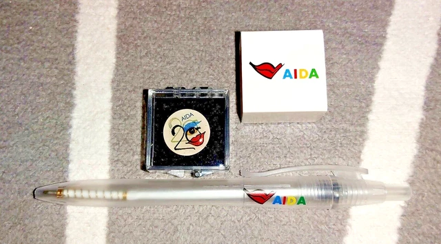AIDA PIN 2020 + Kugelschreiber Kreuzfahrtschiff Kussmund Anstecker Kuli ...