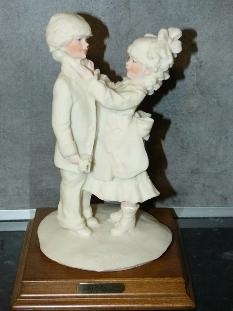 STATUETTE COUPLE JEUNE Garcon Et Fille En Oxolyte Signe Auro Belcari ...