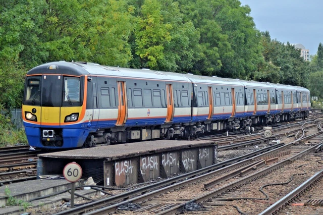 CLASS 378 NO 378147 in new livery at clapham jn £1.20 - PicClick UK