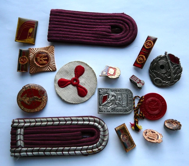 GROUPING OF DDR GDR German Badges & Insignia. 15 Items in total (267) £ ...