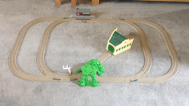 37 PEZZI CAPANNONE Trackmaster Tomy set binari, motore serbatoio Thomas ...