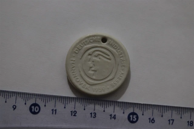 🧭 🇩🇪 GERMANY PORCELAIN HANNOVER FAIR 1959 250 YEARS PORCELAIN 32mm B62 ...