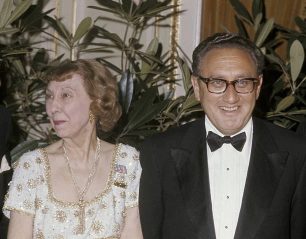 MAMIE EISENHOWER AND Henry Kissinger at Project Hope Dinner - 1973 Old ...