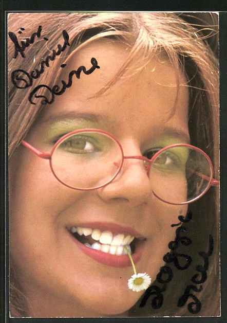 LA CHANTEUSE MAGGIE Mae mâche une marguerite, carte postale EUR 5,00 ...