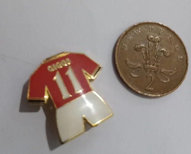 VINTAGE MAN UTD player kit badge Giggs No 11 (C15) £3.00 - PicClick UK