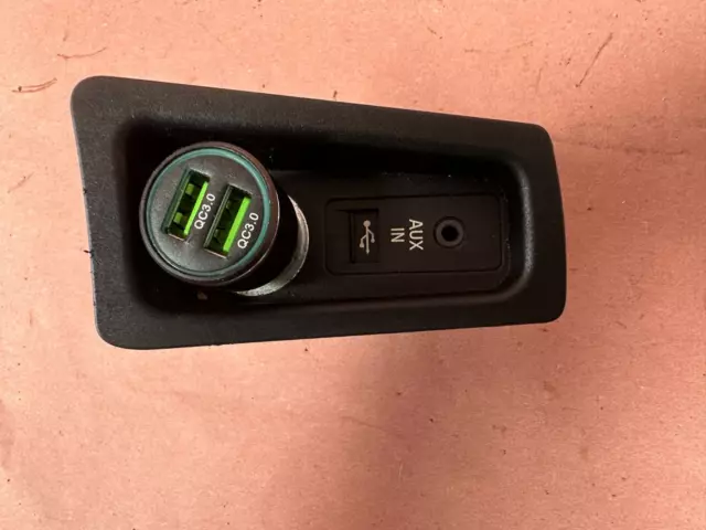 Bmw E82 135i E90 E60 E63 E01 Aux En Audio Usb Charge Fente Douille 92k