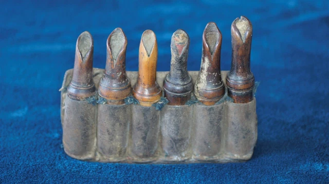 ANTIQUE MUSKET RIFLE blackpowder loading powder flask type things in ...