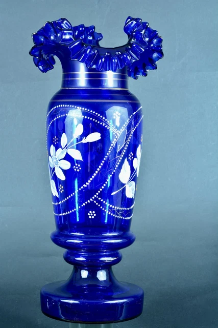 ANCIEN GRAND VASE d'église en verre bleu émaillé fleur blanche col ...