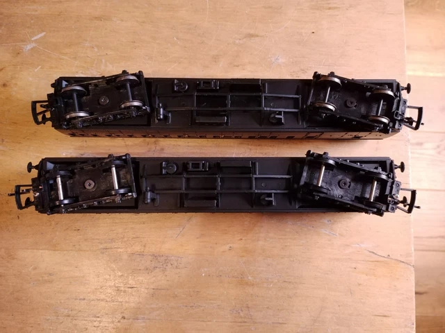 OO GAUGE (1/76) Bachmann Branchline 2 x Suburban 57ft Mk 1 carriages £ ...