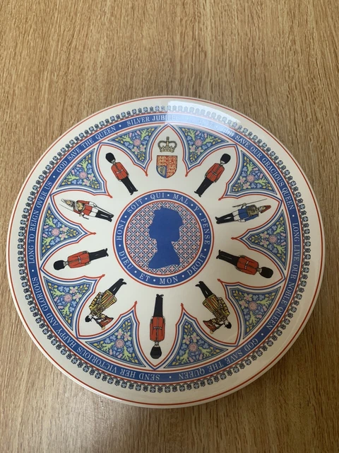 WEDGWOOD QUEENSWARE 'ROYAL Silver Jubilee Queen Elizabeth II 1952-1977' Plate £9.00 - PicClick UK