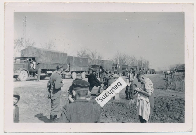 FOTO WEHRMACHT LKW mit Anhänger, Kennung DRK, Soldaten, Bevölkerung 2 ...