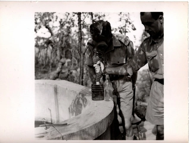 ORIGINAL PRESS PHOTO WW2 Anaesthetists experiments in Gas Mask 18.10.42 ...