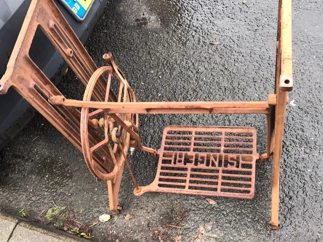 VINTAGE CAST IRON Singer Sewing Machine Table Base Only Project has 4 ...