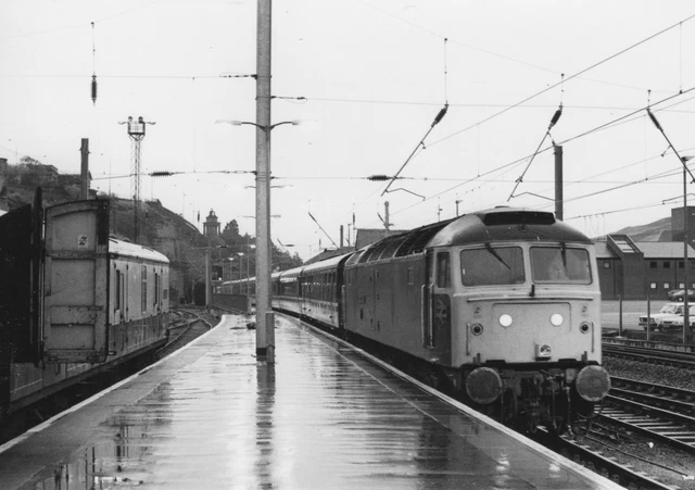RAILWAY PHOTO CLASS 47 47628 @ Edinburgh Waverley 07/10/89 with ECS £0. ...