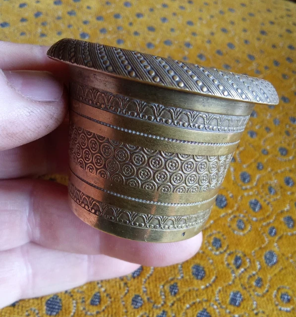 ANCIEN PETIT POT, Godet en Bronze massif XIX°siècle, usage à identifier ...