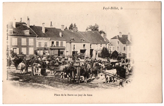 CPA 52 - FAYL-BILLOT (Haute Marne) - Place de la Barre un jour de foire ...