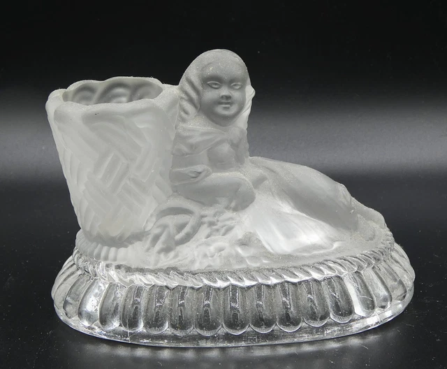 PORTE ALLUMETTES PYROGÈNE fillette adossée à un panier cristal de ...