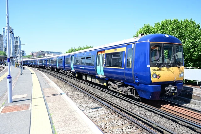 CLASS 376 NO 376027 in new livery at waterloo east £1.20 - PicClick UK
