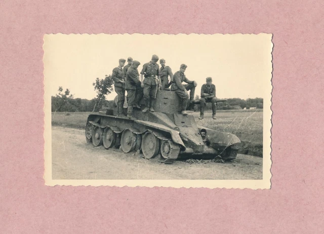 ORIGINAL PHOTO WW2 Germany Russia Russland Tank Panzer Beute Soldaten ...