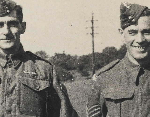 WW2 PHOTO ROYAL Berkshire Regiment soldiers, regimental flash, British ...