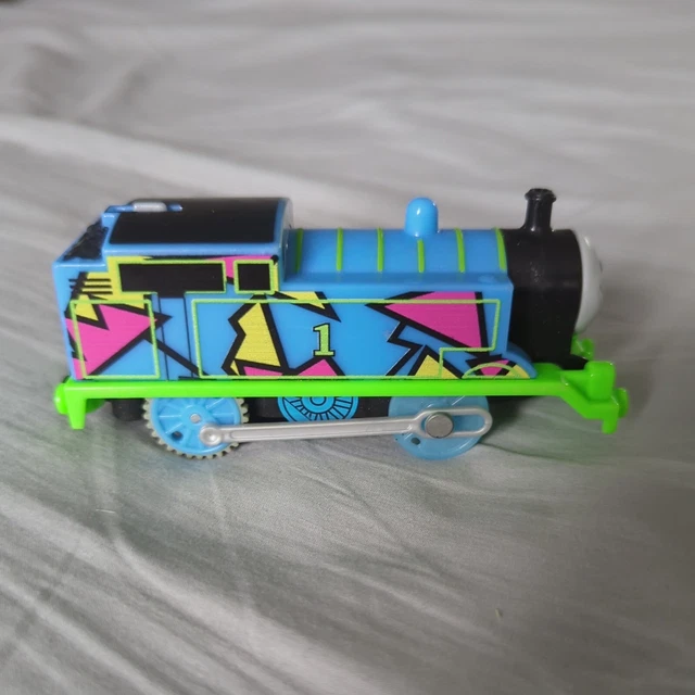 THOMAS & FRIENDS HYPER GLOW THOMAS Trackmaster Motorized Engine £2.00 ...