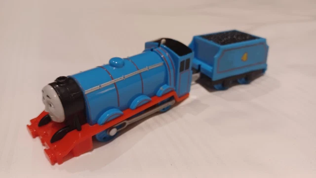 THOMAS TRACKMASTER GORDON train with Tender. New style. Battery ...