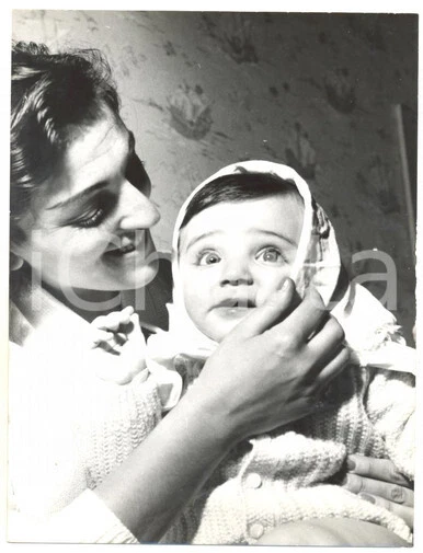 1956 COGOLETO LA "Dama bianca" Giulia OCCHINI coccola il piccolo ...