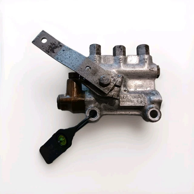 MERCEDES-BENZ W100 W109 W112 Air Suspension Valve Rear LF/VNC 4/3 £299. ...