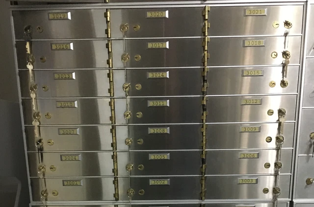 DIEBOLD SAFE DEPOSIT UNIT W/ KEYs 21 Individual Boxes 497L Changeable ...