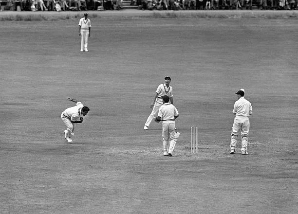 LEN HUTTON CAUGHT By Gulabrai Ramchand 1952 OLD CRICKET PHOTO EUR 6,62 ...