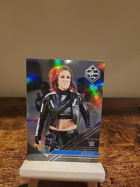 2023 PANINI CHRONICLES WWE Bayley insert limité n° 246 EUR 0,46 ...
