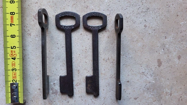 RARE LOT DE 4 anciennes ébauches de clés clefs plates marquées DEPOSEE ...