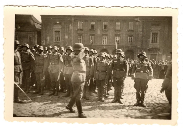 FOTO/PHOTO PORTRAIT WEHRMACHT Offizier läuft Soldaten Aufstellung ab ...