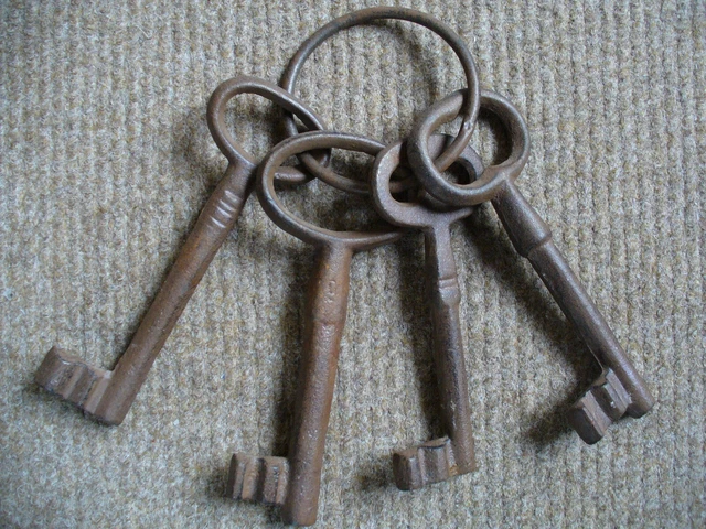 ANTIK SCHLÜSSELBUND, 4 große Mittelalter Gusseisen Schlüssel am Ring EUR 18,00 - PicClick DE