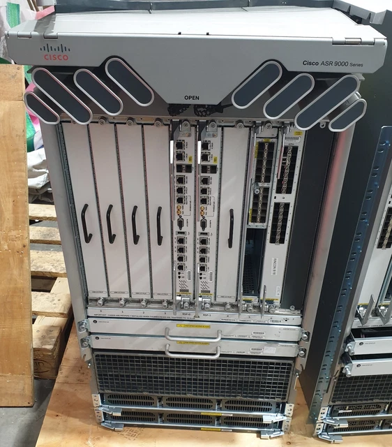 CHÂSSIS DE ROUTEUR Cisco ASR-9010-DC V01 avec 1 x A9K-24X10GE-TR 2x A9K ...