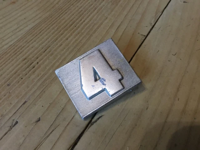 RENAULT 4 4L sigle emblème logo insigne monogramme en métal alu EUR 12 ...