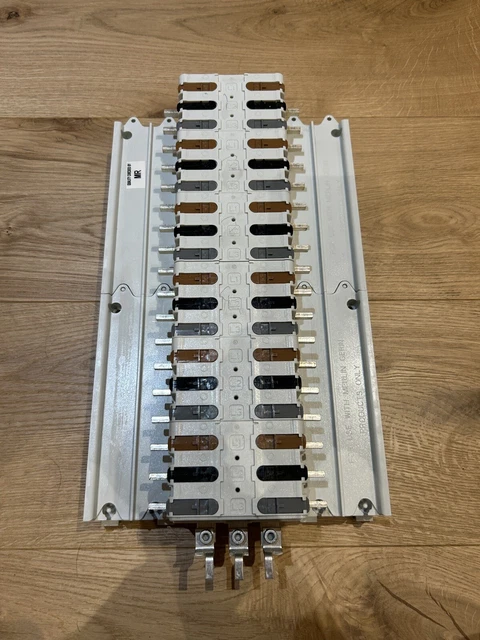 SCHNEIDER MERLIN GERIN Pan Distribution Board Box Fuse 12 Way 3 Phase ...