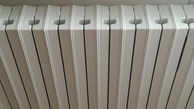 RADIATORE TERMOSIFONE CALORIFERO IN GHISA A PIASTRA BIANCO portato a ...