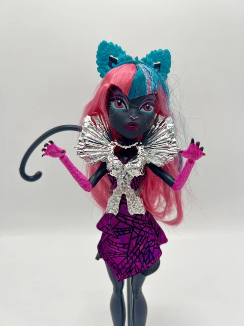 MONSTER HIGH CATTY Noir Boo York City Doll With Stand & Brush VGC £42. ...