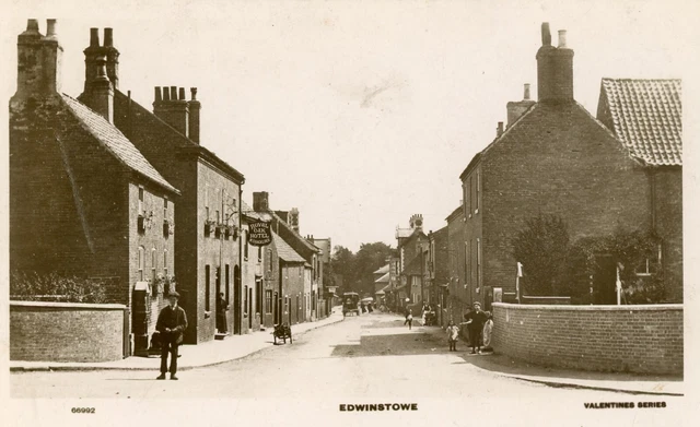 EDWINSTOWE, ROYAL OAK Hotel and Village High Street c1910 (prop. M ...