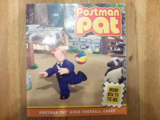 POSTMAN PAT GOES Football Crazy by John Cunliffe (Paperback, 2005) £3. ...
