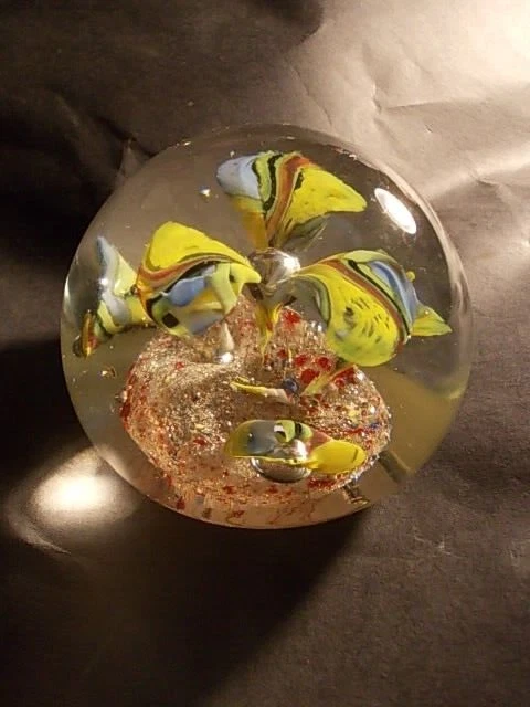 SUPERBE PRESSE PAPIER élégant verre boule sulfure 4 fleurs assise ...