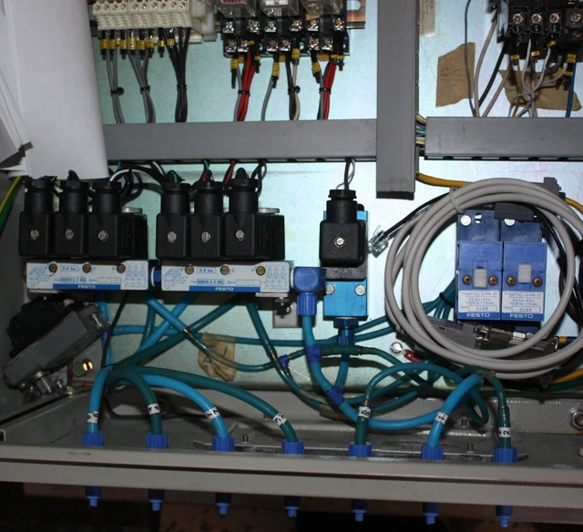 PNEUMATIC SEQUENCING FESTO FC600 PLC and Motor control cabinet EUR 504 ...