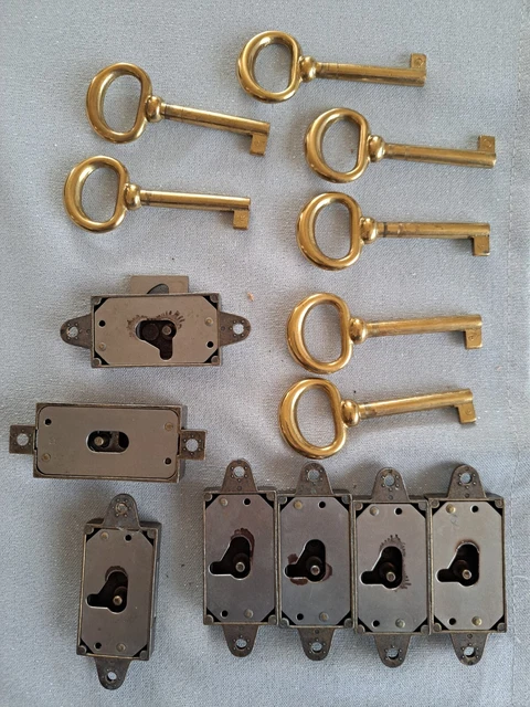 ALTE MESSING SCHARNIERE Schrankbeschläge Schlösser Griffe Schrankbau 63teilig EUR 15,50 ...