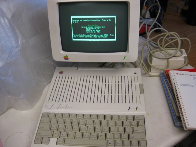 VINTAGE APPLE IIC 2C Computer & Computer Monitor With Manuals and 51/4 ...
